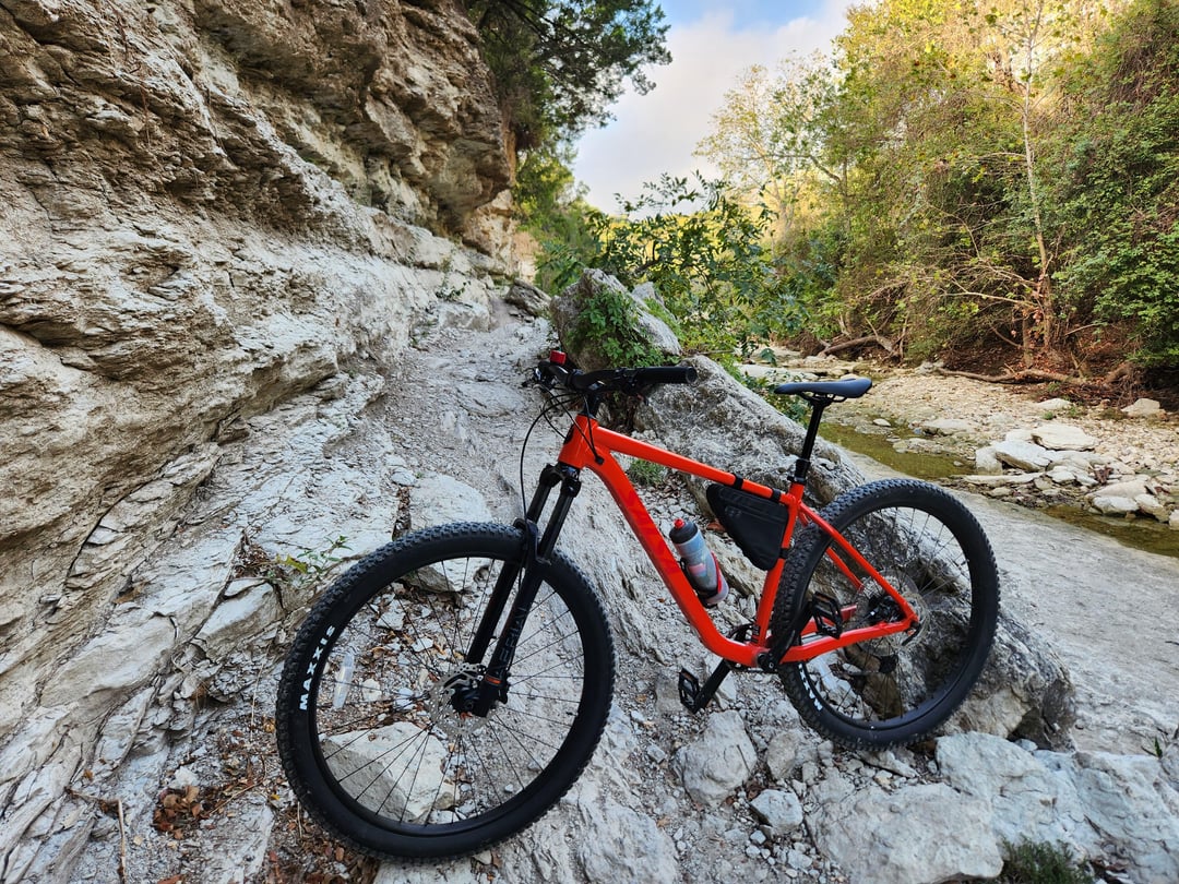 NBBD (新しい自転車/ベルの日) この色をハバネロではなくオレンジと呼んだサルサには永遠に失望するでしょう。 トレイルは、テキサス州 ...